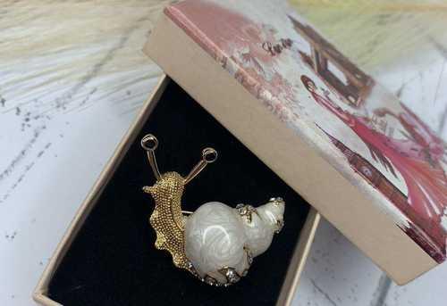 Брошь улитка snail mother of pearl