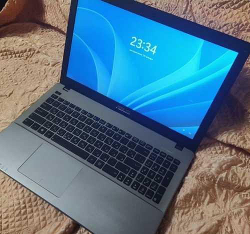 Asus. i3. SSD 250.ram 8 GB