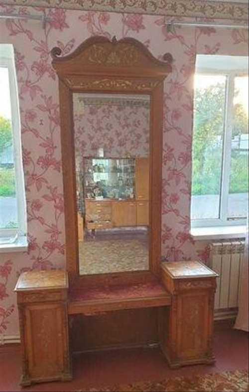 Зеркало старинное на тумбе с туалетным столиком