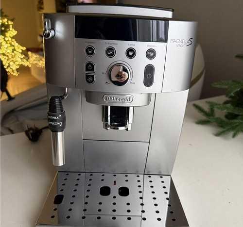 Кофемашина delonghi magnifica SMART