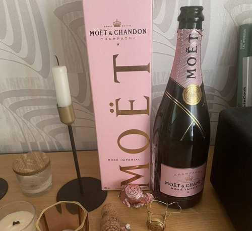 Бутылка и коробка Moet Chandon