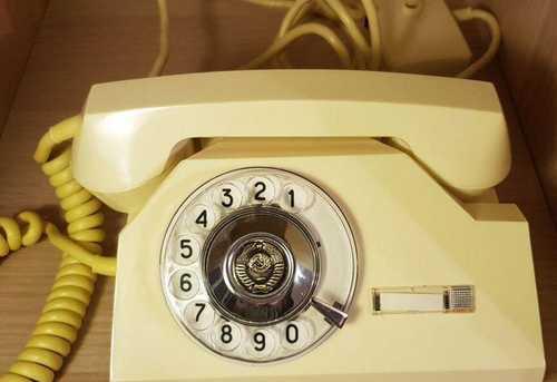 Советский ретро телефон с гербом
