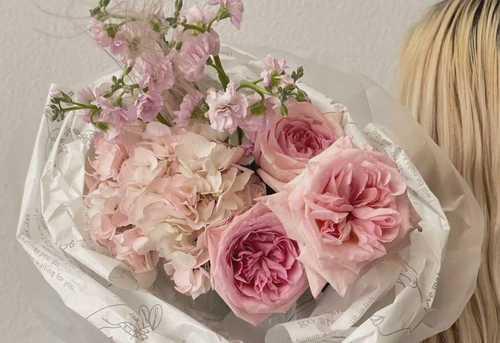 Букет из 3 роз Pink O’Hara, маттиолы и гортензии