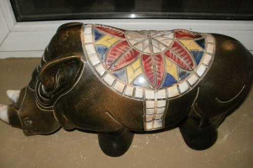 Носорог керамический и кошка из дерева
