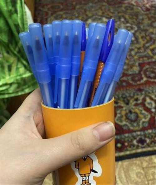 Ручки шариковые с синими чернилами bic в стакане