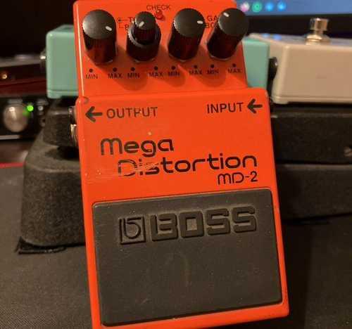 Гитарная педаль Boss MD-2 Distortion