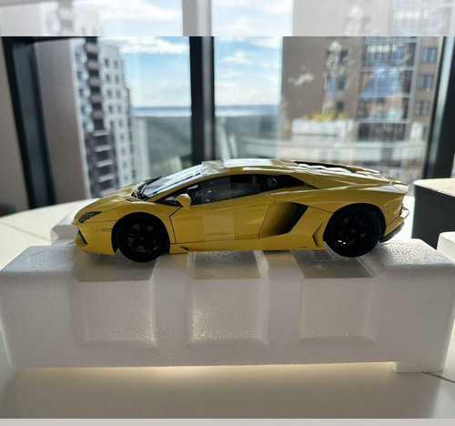 Lamborghini Aventador 1/18 Welly FX Yellow