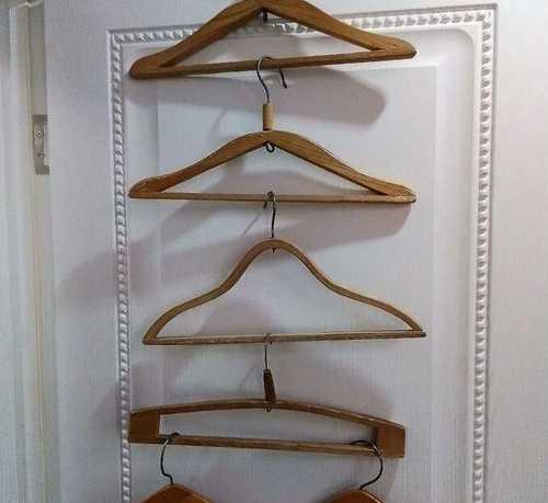 Старинные деревянные вешалки для одежды