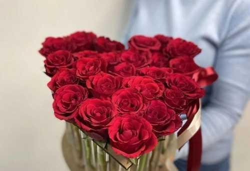 Необычный букет красных роз 25 шт