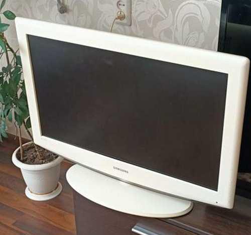 Отличный телевизор Samsung 32" белый