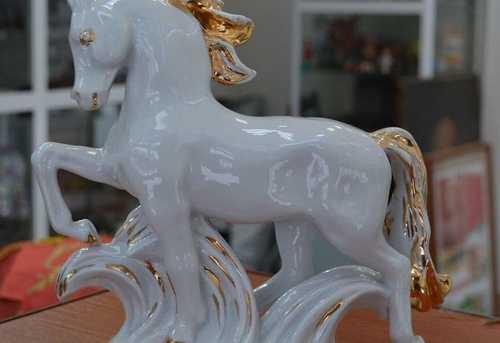 Фарфоровая статуэтка- конь златогривый. лфз