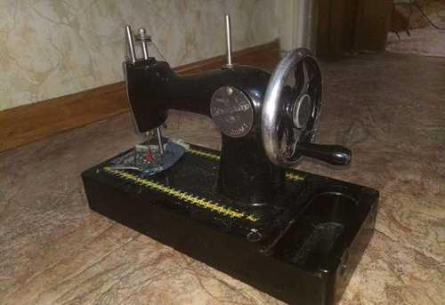 Антикварная игрушечная швейная машинка СССР