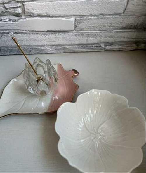 Тарелка белая цветок, лист икорница