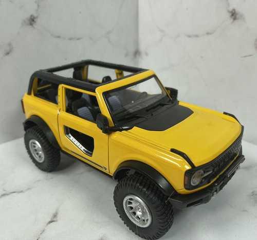 Модель машины Ford Bronco 1:24 Желтая