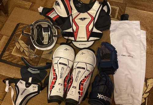 Хоккейная форма.Коньки,клюшки,шорты,шлем,краги,щит