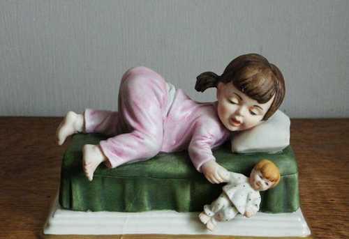 Каподимонте статуэтка Девочка на кроватке фарфор