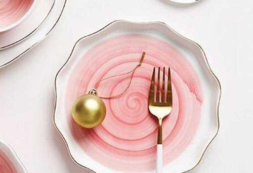 Тарелка розовая с акварельным рисунком