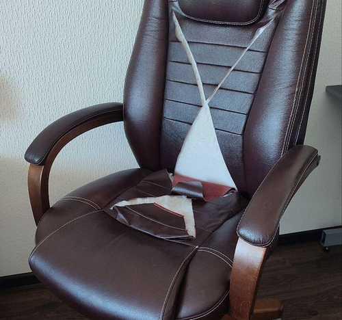 Кресло руководителя Бюрократ T-9923walnut/brown