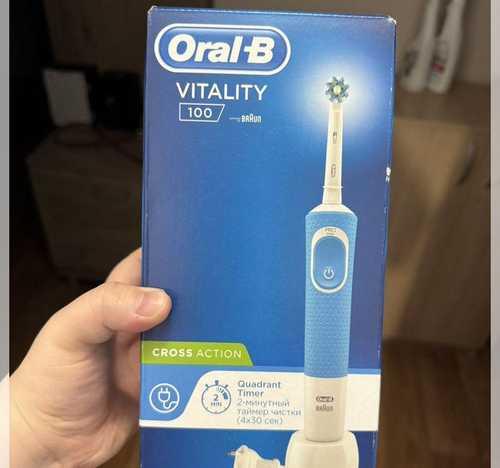 Электрическая зубная щетка oral b