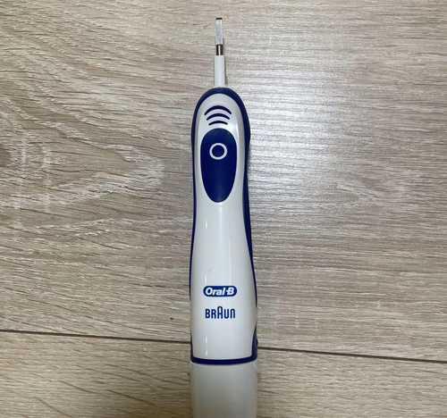 Электрическая зубная щетка oral b