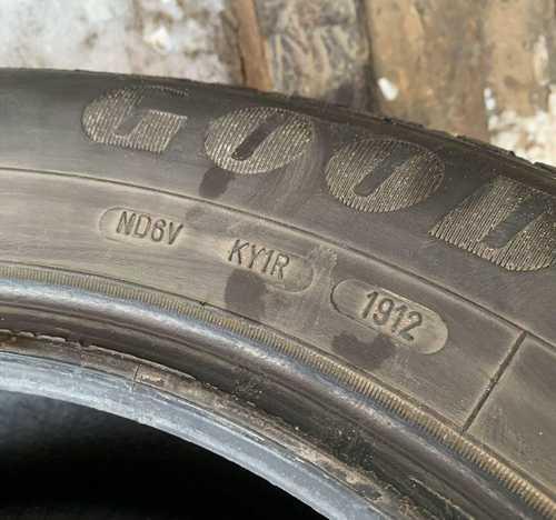 Goodyear UltraGrip Ice Arctic SUV 215/65 R16