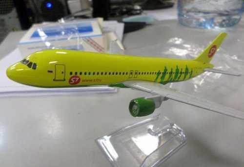 Модель самолета авиакомпании Сибирь S7 A320