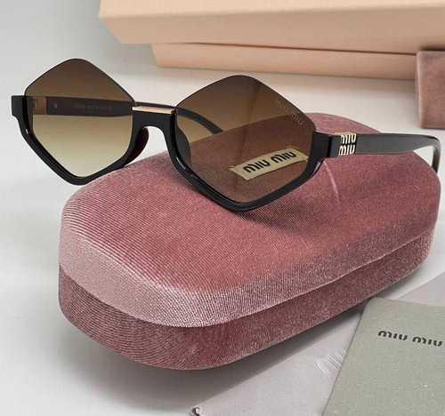 Солнцезащитные очки MIU MIU