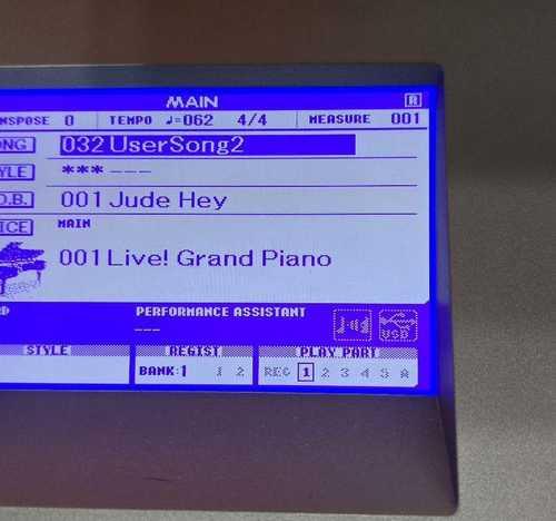 ЖК экран фортепьяно Yamaha DGX630
