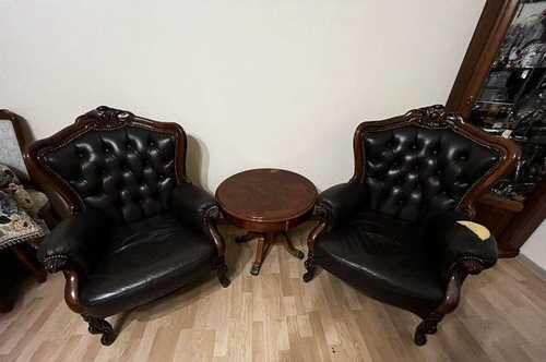 Итальянское кожанное кресло и кофейный столик