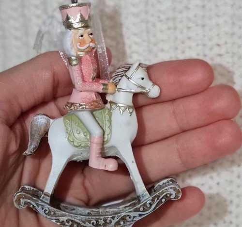 Новогодняя елочная игрушка щелкунчик на лошади