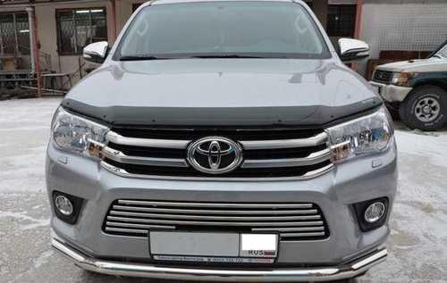 Решётка в бампер Toyota hilux revo