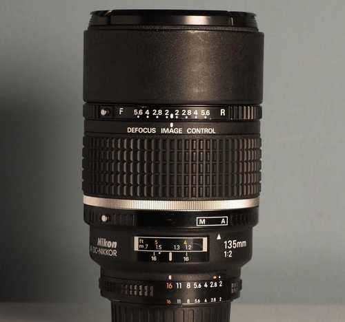 Nikon 135mm f/2D AF DC-Nikkor