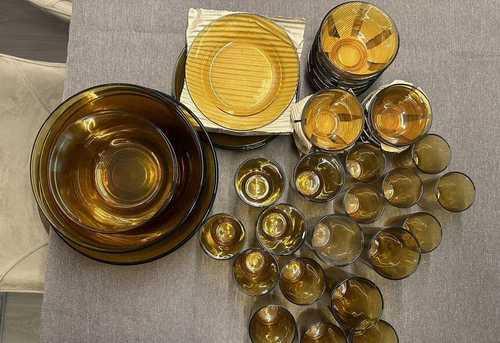 Набор посуды из желтого стекла. Индонезия