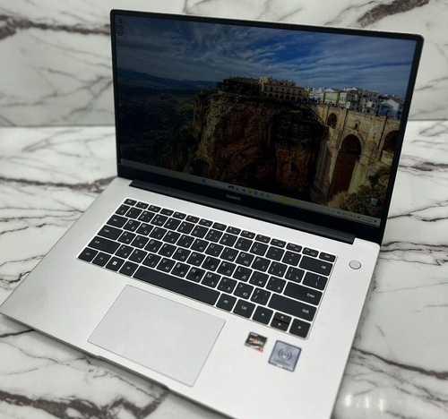 Huawei matebook d 15 r7 5700/8gb / 512 ssd