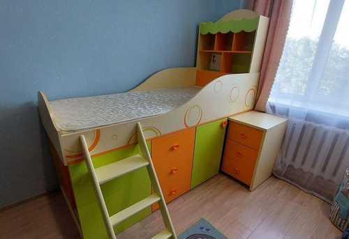 Детская кровать чердак со столом и полкой для книг