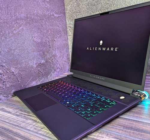 Alienware m16 R1, 13700hx, 4070, 16gb,1tb, трещины