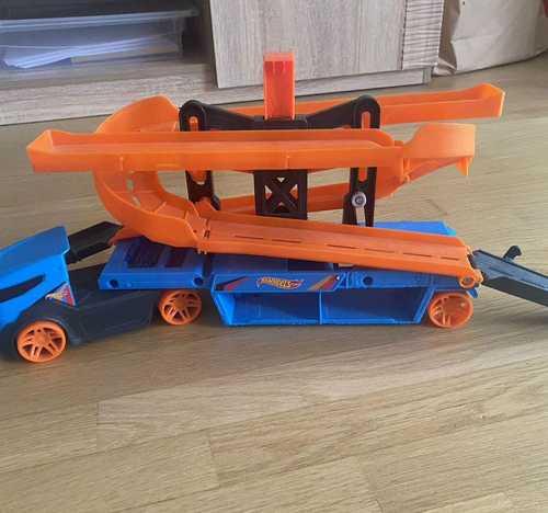 Hot Wheels Грузовик автовоз трек хранилищем GNM62