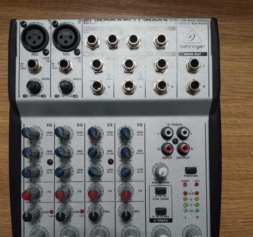 Микшерный пульт Behringer UB802