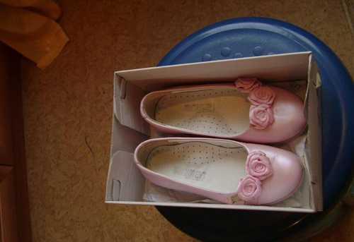 Нарядные кожаные розовые туфли, с отд. розочками