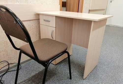 Письменный стол и стул для офиса