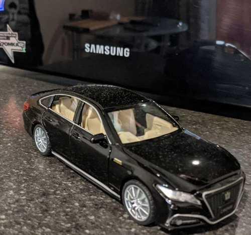 Модель автомобиля Toyota crown 1:32