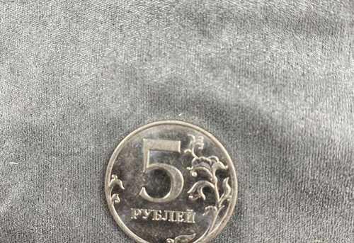 Продам 5 рублёвую монету 2010 года ммд брак