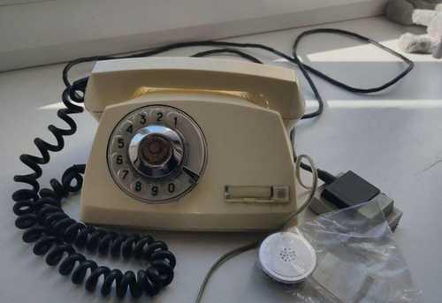 С гербом старый телефон СССР