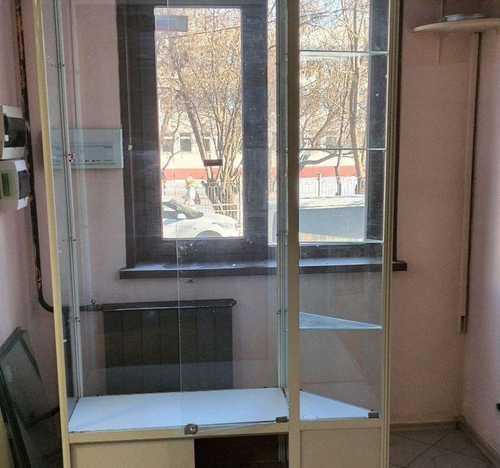 Стеклянный шкаф витрина