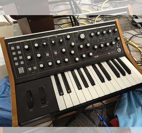 Аналоговый синтезатор Moog subsequent 25