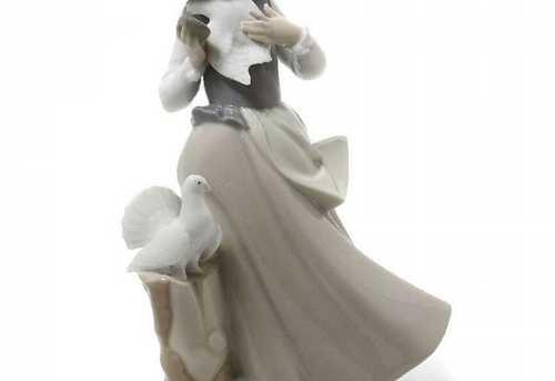 Фарфоровая статуэтка "Девочка с голубями". Lladro