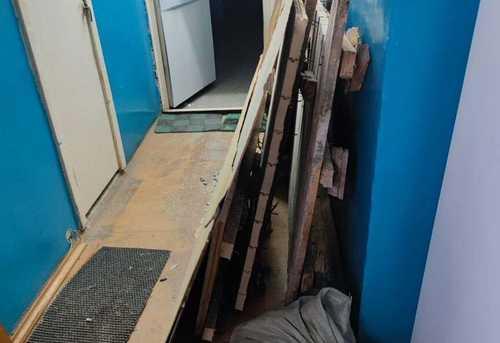 Остатки от ремонта Линолеум дрова доски бут