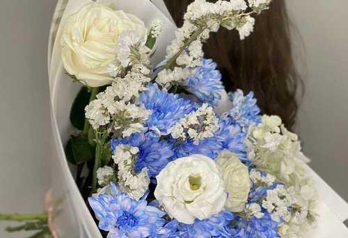 Сборный букет из голубых хризантем, роз и статицы