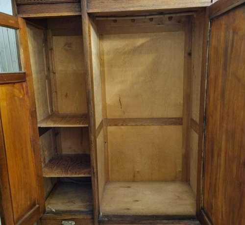 Дубовый шкаф начала 20 века для любовника
