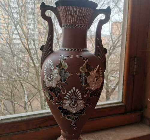 Декоративная керамицеская ваза-амфора